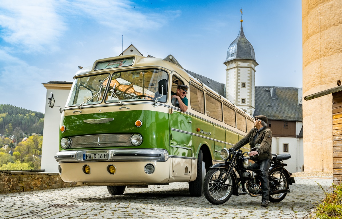 Oldtimerbus trifft Fahrzeuggeschichte